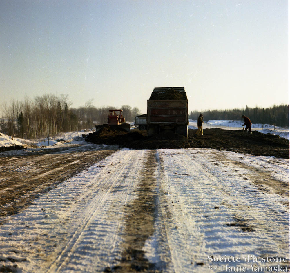 Construction de l'autoroute 10 - Eastern Townships Archives Portal