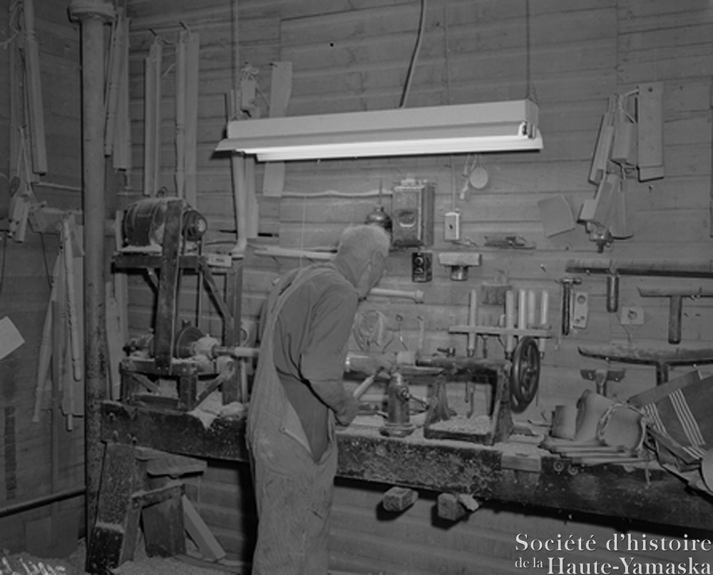 Meubles Roxton, employé - Eastern Townships Archives Portal