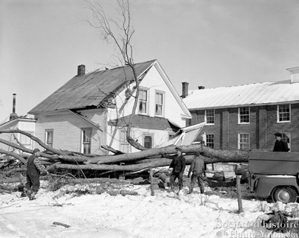 Arbre tombé sur une maison à West Shefford - Eastern Townships Archives ...
