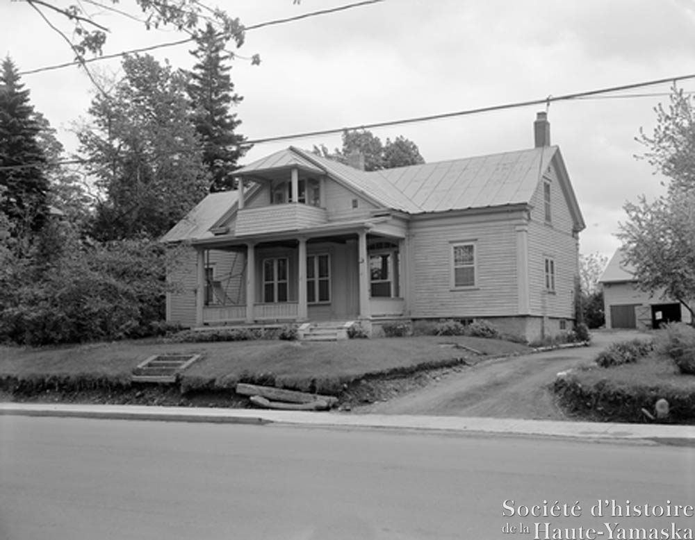 Résidence de Mme J.H. Labelle - Eastern Townships Archives Portal