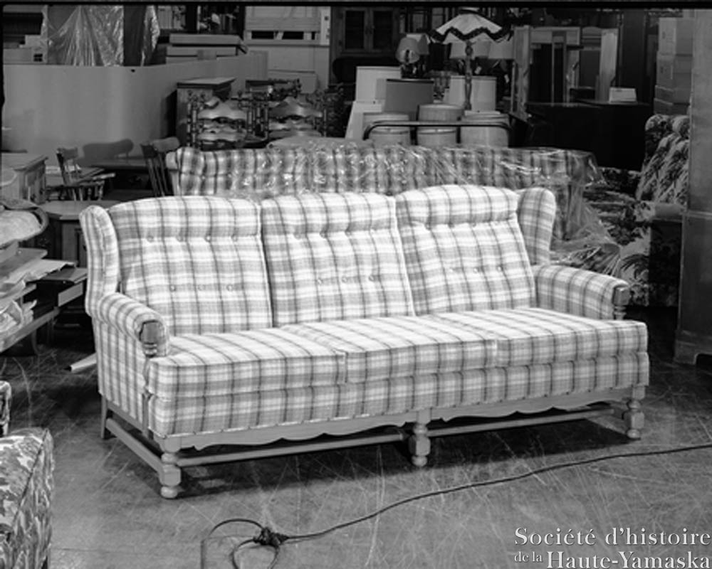 Canapé fabriqué par Meubles Roxton - Eastern Townships Archives Portal