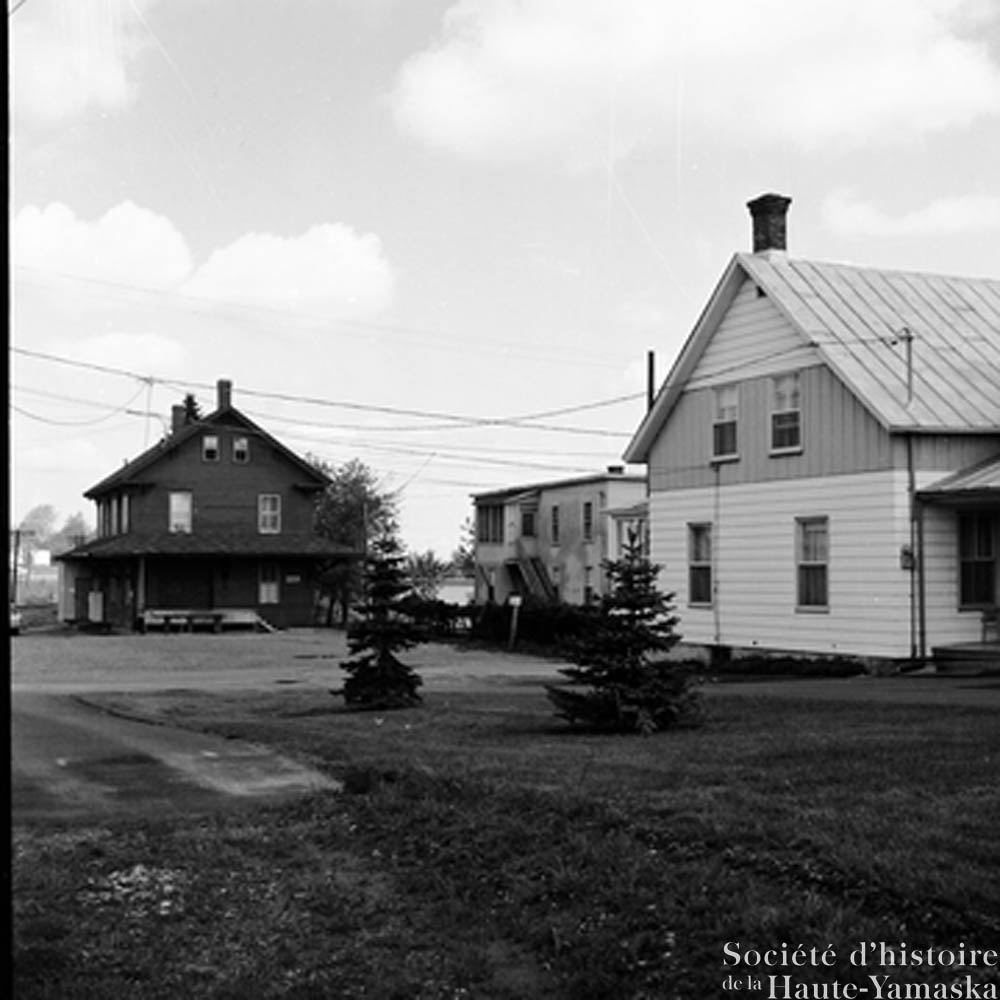 Gare et résidence, rue Taylor - Eastern Townships Archives Portal